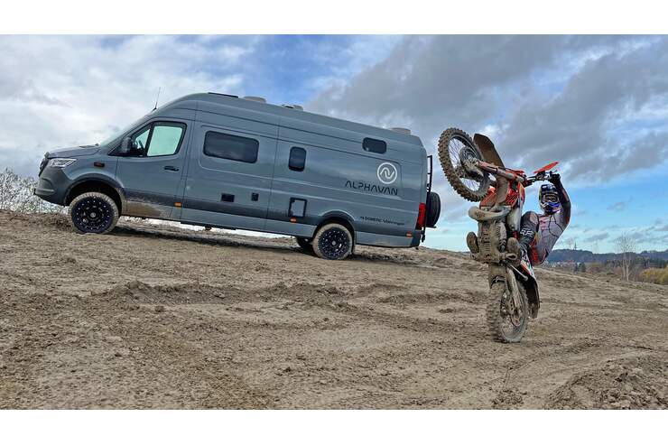 Offroad-Camper mit Motorrad-Garage: Alphavan 4x4 Active Line | promobil