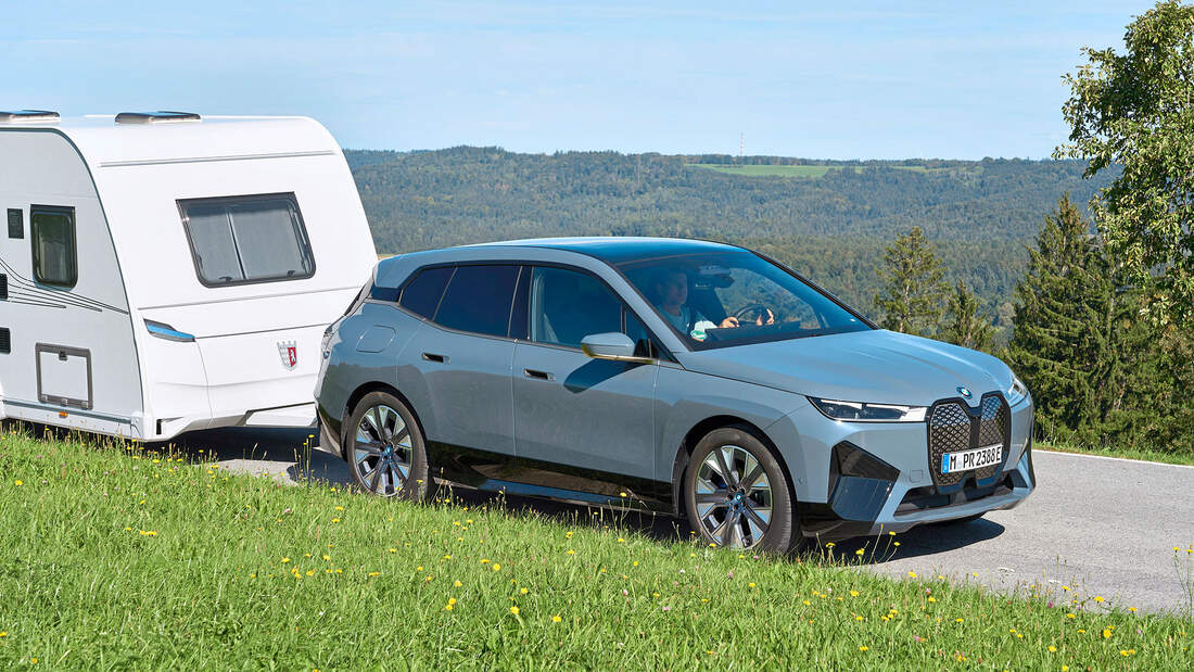 BMW iX xDrive 50e im Zugwagentest | promobil