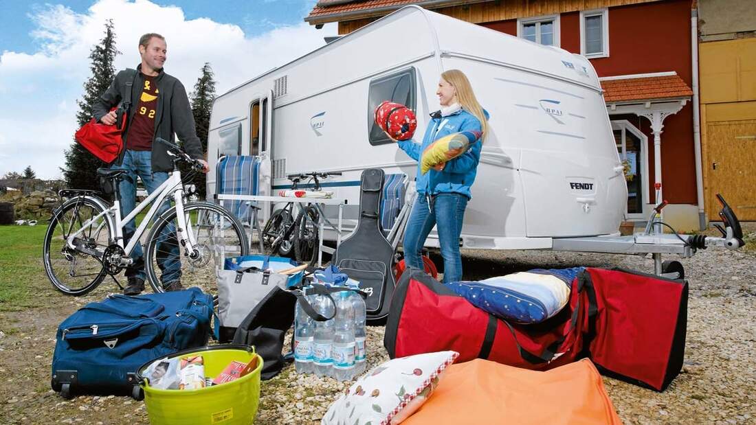 Wohnwagen und Zugfahrzeug richtig packen | promobil