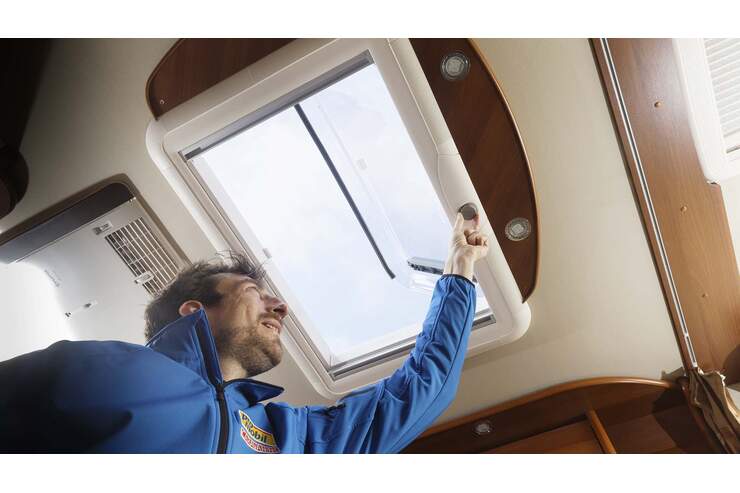 So geht's: Elektroantrieb fürs Dachfenster nachrüsten | promobil
