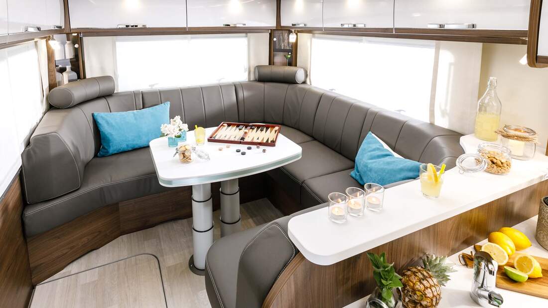 Wohnmobil Mit Rundsitzgruppe Hinten