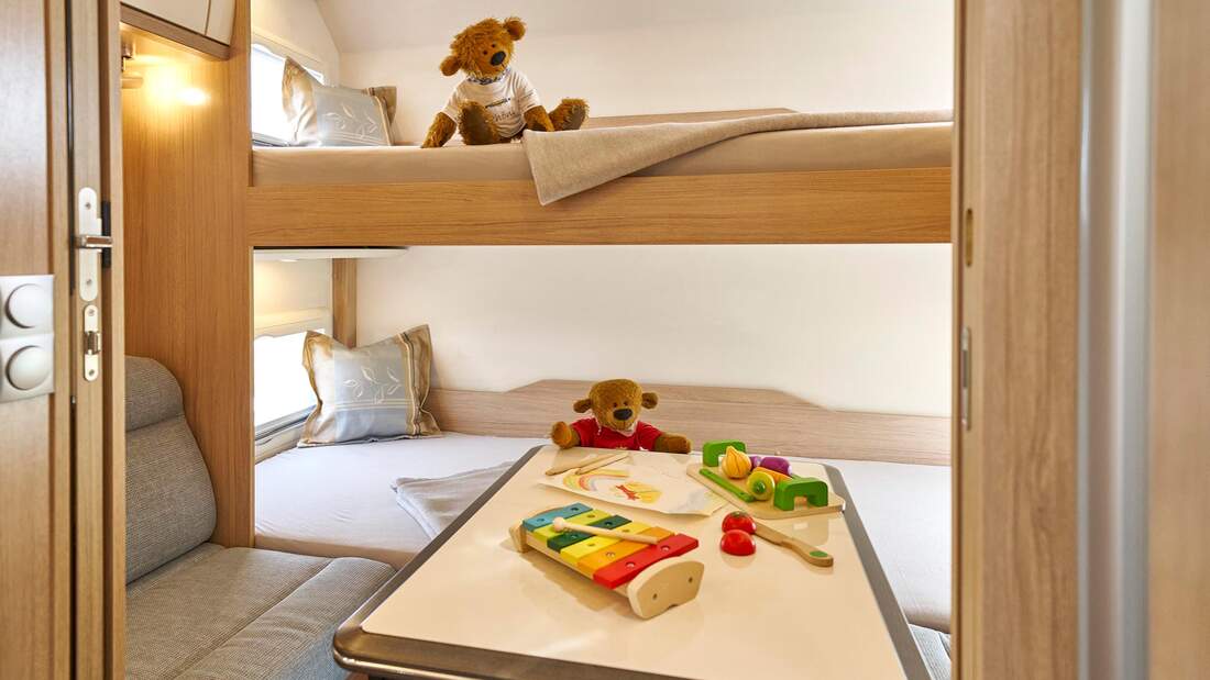 Phoenix Maxi Alkoven 8300 STX: Kinderzimmer im Wohnmobil | promobil