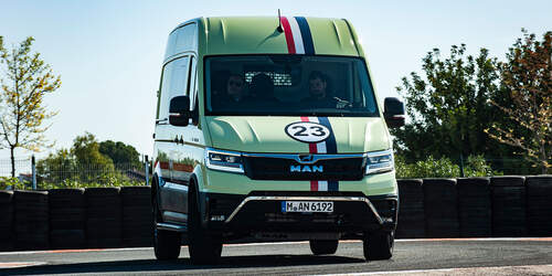 Affinity M: Campingbus von MAN mit französischem Bett | promobil