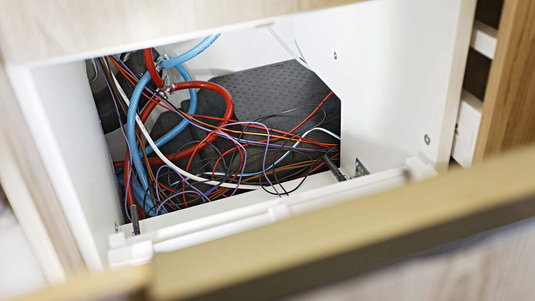 Pilote P 696 U: Teilintegrierter mit Riesenbad | promobil