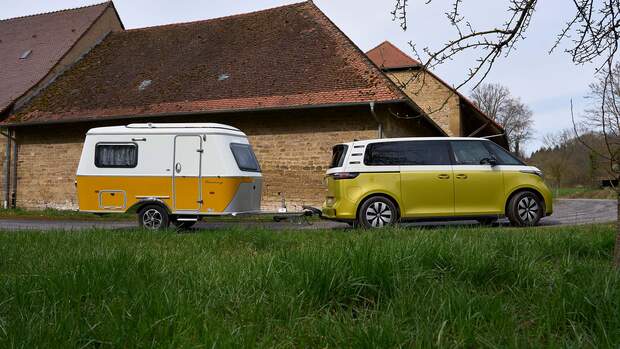 Elektro-Bulli ID. Buzz und Eriba Touring im Wohnwagen-Gespann | promobil
