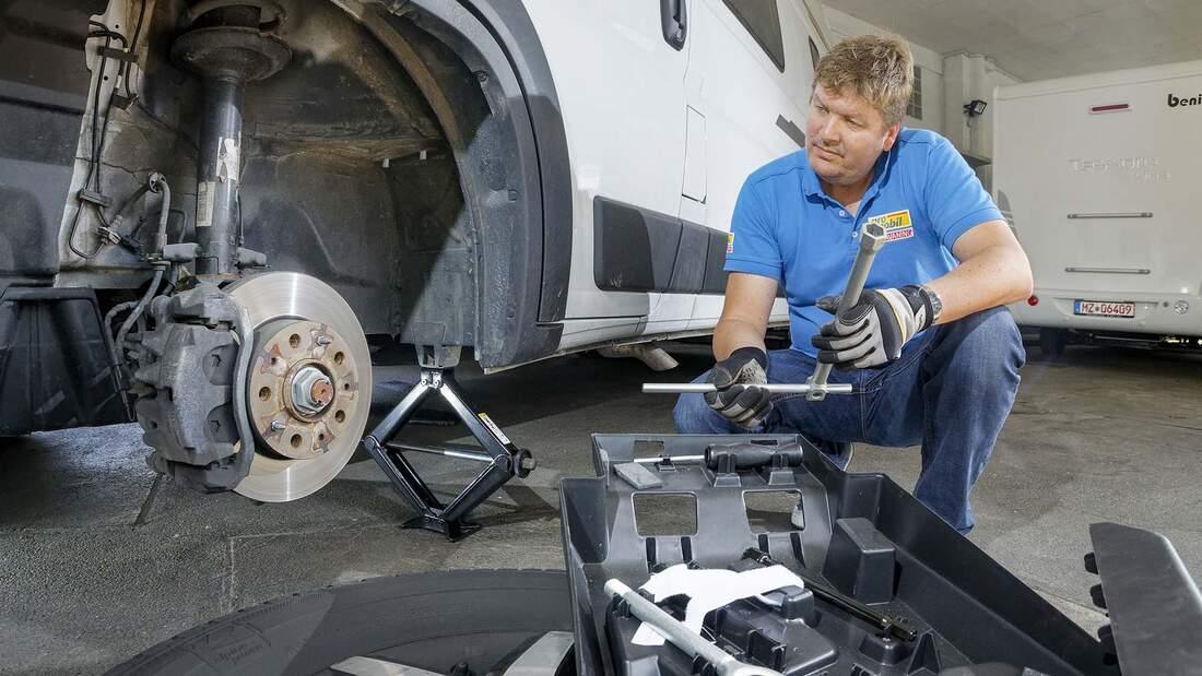 Reifenwechsel am Wohnmobil: Machen lassen oder selbst?