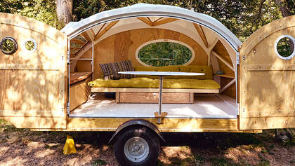 Holzwohnwagen Roomy: Cabriodach & Flügeltüren | promobil