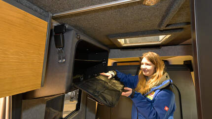 Slide-Out-zaubert Schlafzimmer ans Sprinter-Heck (2025)